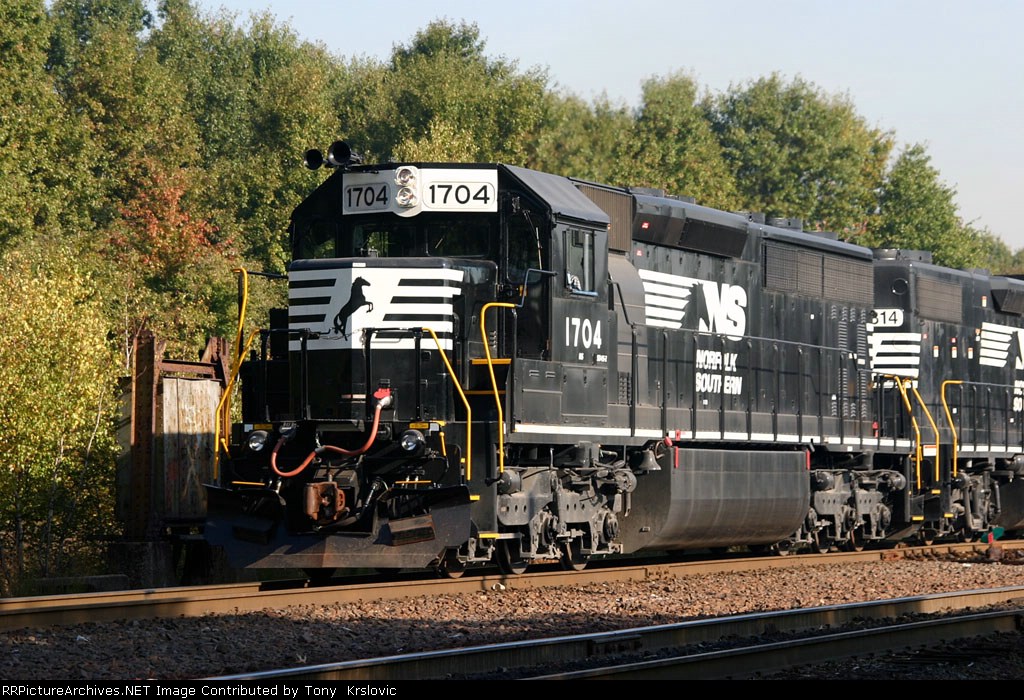 NS 1704 The SA42 with a former Erie Lackawanna unit